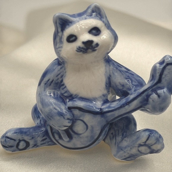 Delft | Art | Delft Blue Miniature Motif Cat W Banjo And Delft Pitcher ...